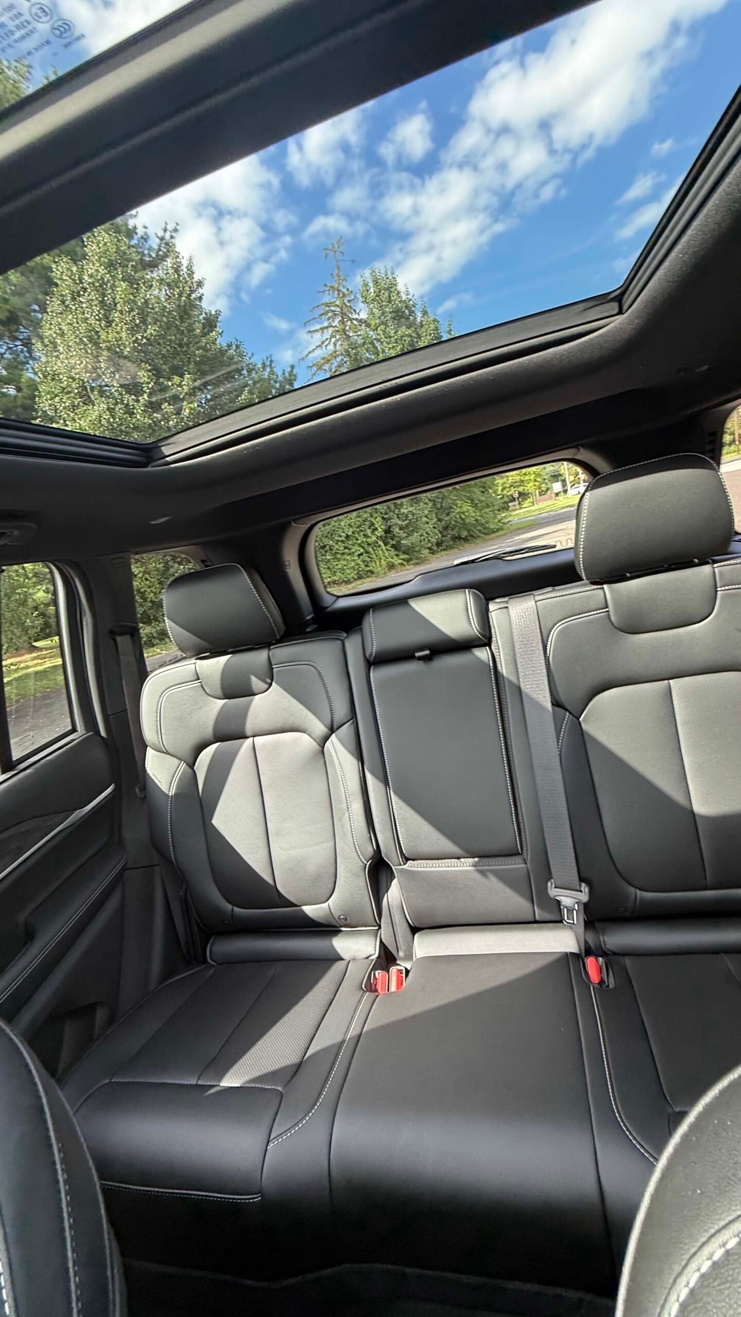 Dual plane sunroof on SUV | Trendy Latina